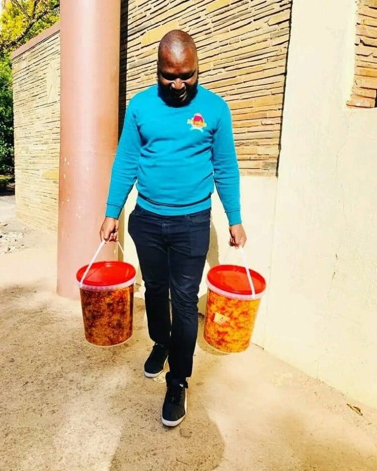 Atchar keeps student in university — Vutivi